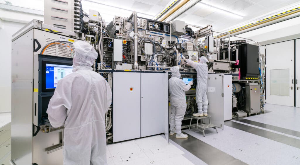 ASML Stock: Top Analyst Pick As A 'FIFO' Beneficiary With 21% Upside Ahead Of Q4 Earnings - ASML ...